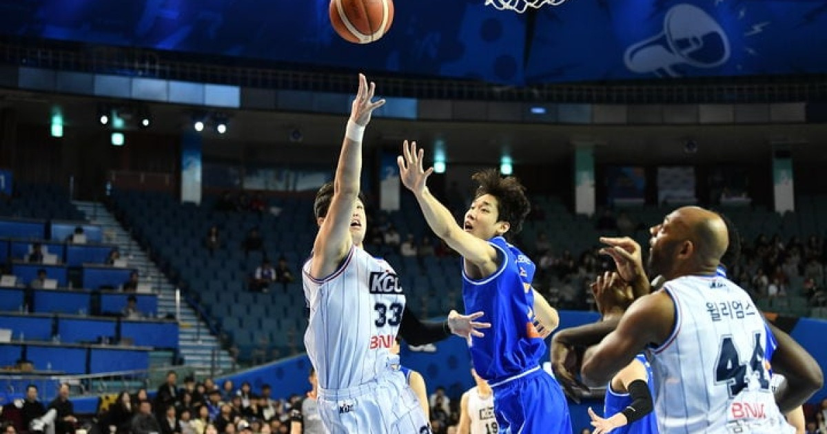 버튼-이호현 34점 합작한 KCC, 삼성 뿌리치고 2연승