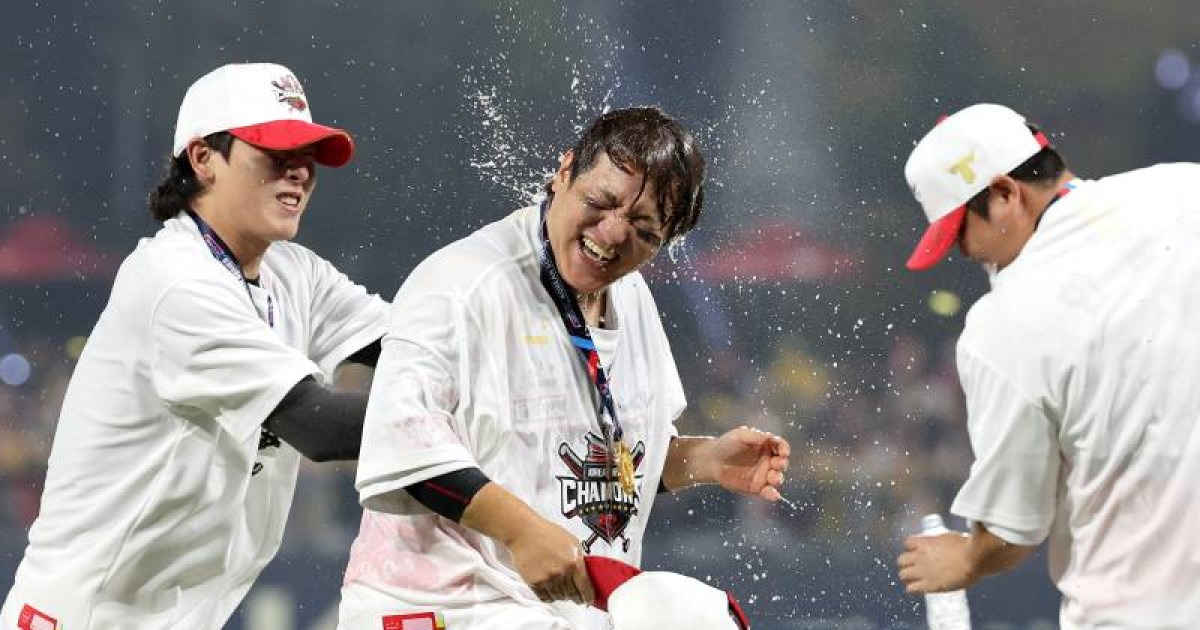 [포토]축하 물세례 받는 KS MVP 김선빈,