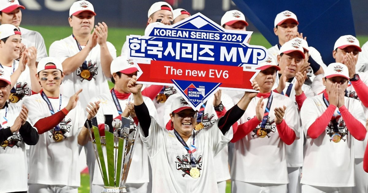 4연속 멀티히트 타율 0.588, 장타율 0.882, 출루율 0.636 KIA 김선빈 KS MVP…1표차로 수상의 영예