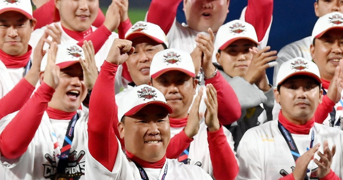 ‘우승 꽃 폈다’ KIA 이범호 감독, KBO리그 최초 1980년대생 감독 우승…광주서 37년 만에 들어 올려진 KS 우승컵