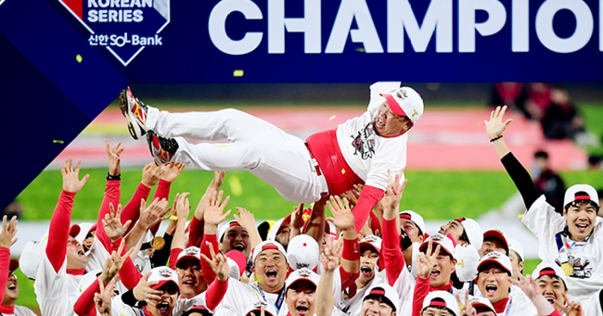 'V12+KS 불패' KIA, 37년 만에 안방서 KS 우승…김선빈, 1표 차로 시리즈 MVP 등극 (종합)