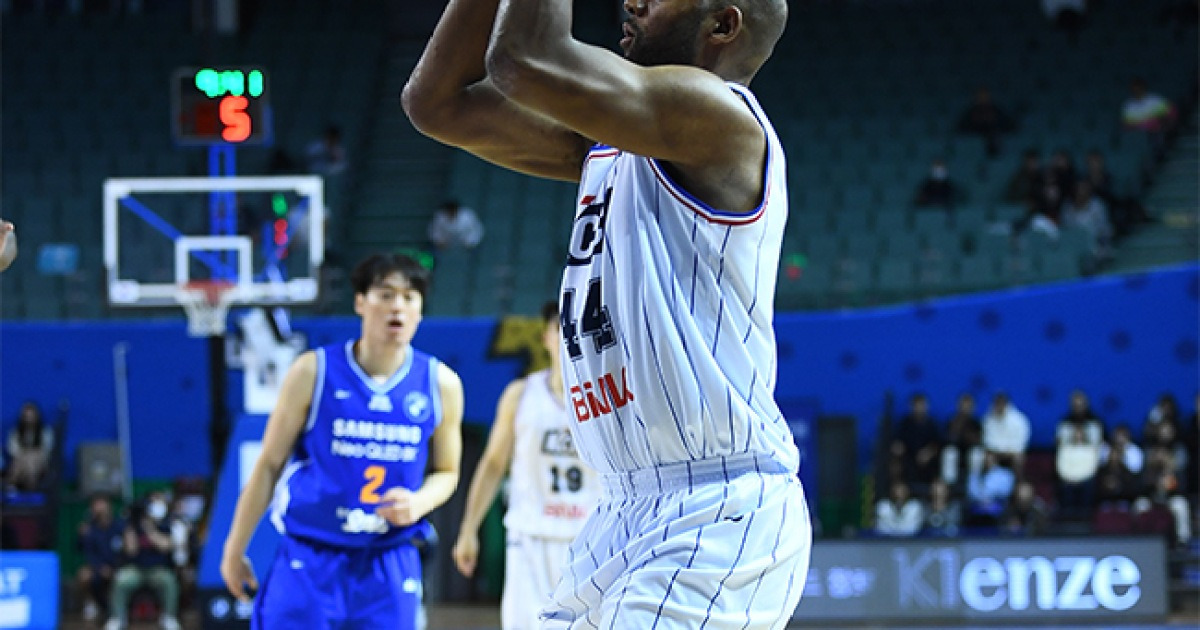 [ST포토] KCC 윌리엄스, 가볍게 슛