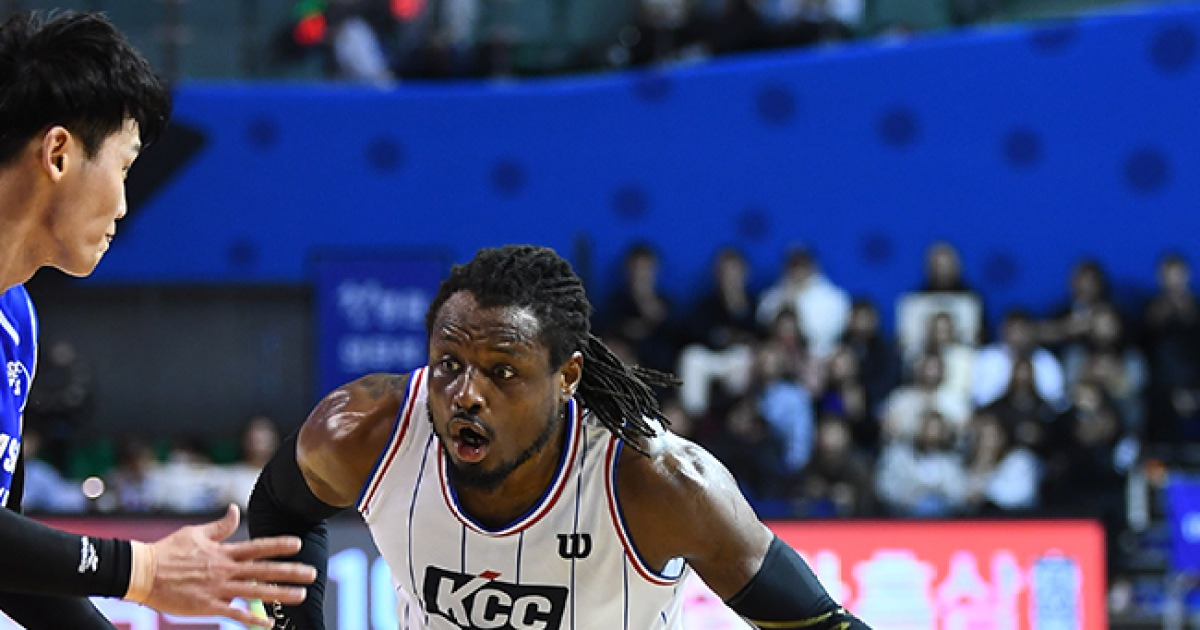 '버튼 더블-더블' KCC, 삼성에 77-73 승리…삼성 개막 5연패 수렁