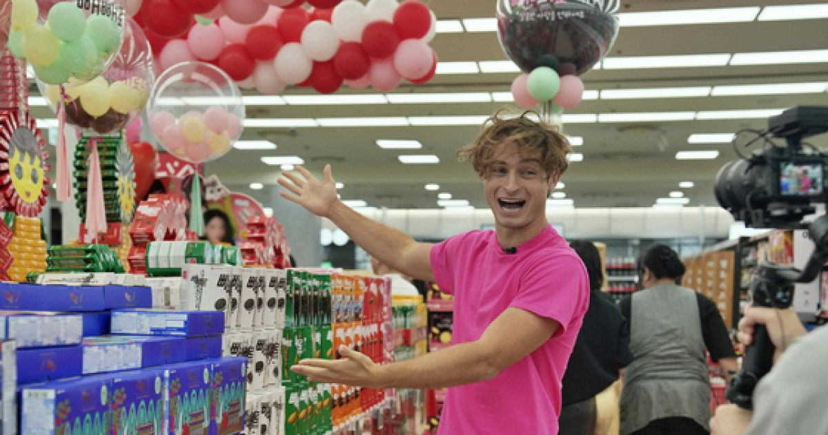 Influencer squad tours Lotte stores to promote Pepero Day