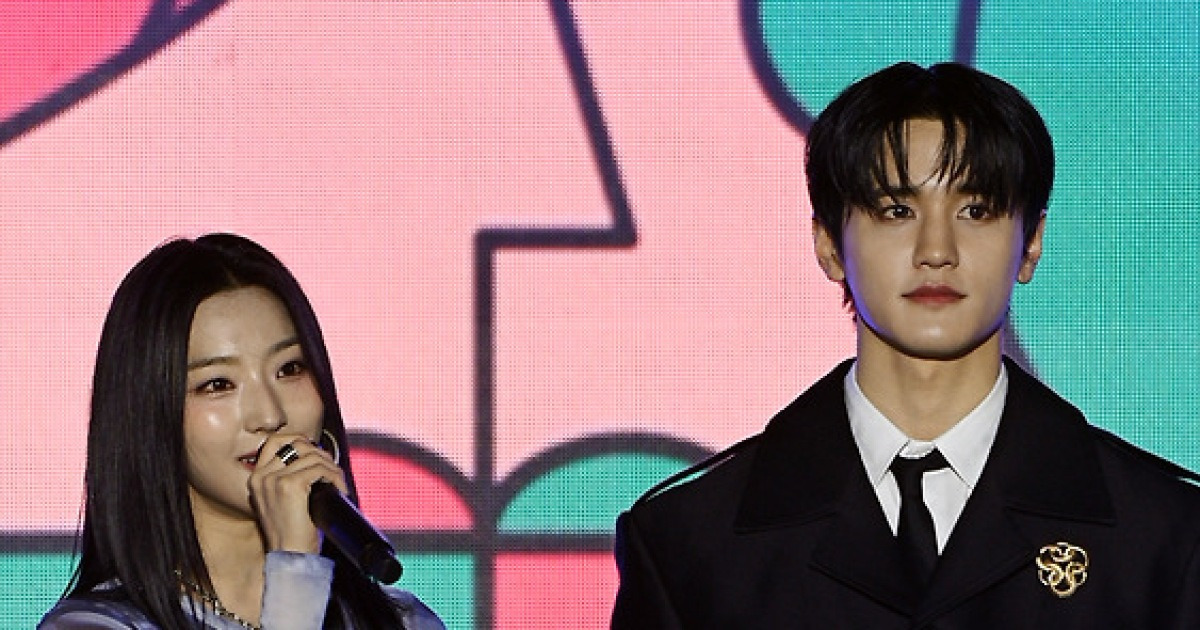 [포토]프로미스나인 이새롬-에잇턴 재윤 '2MC 실력, 합격!'