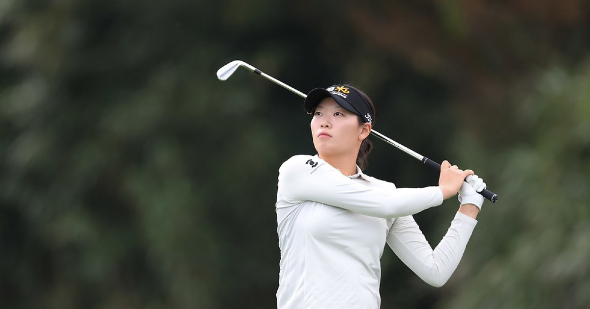 방신실, 시즌 첫승 도전…KLPGA S-오일 챔피언십 첫날 공동 선두