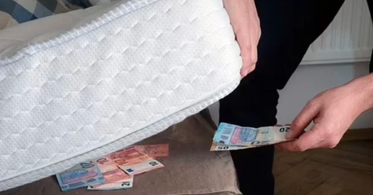 평생 모은 7400만원 깜빡 잊고…매트리스 버린 80대 노인 결말