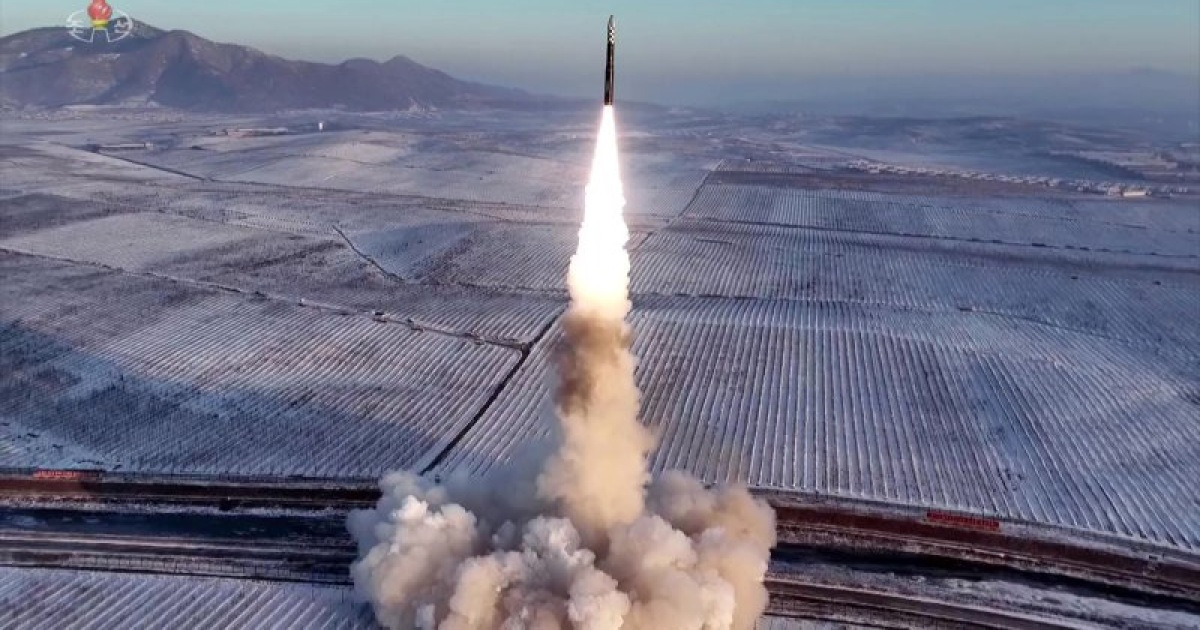 北, 동해상 ICBM 고각 발사 1000㎞, 사상 최장 86분 비행 "美 대선 겨냥 고강도 도발"(종합2)