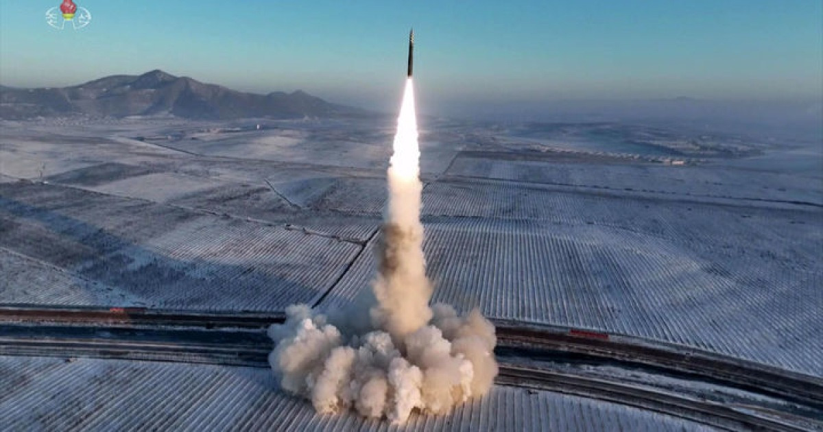 합참 "북 ICBM, 1000㎞ 비행…미 전략자산 전개 등 강력 대응"