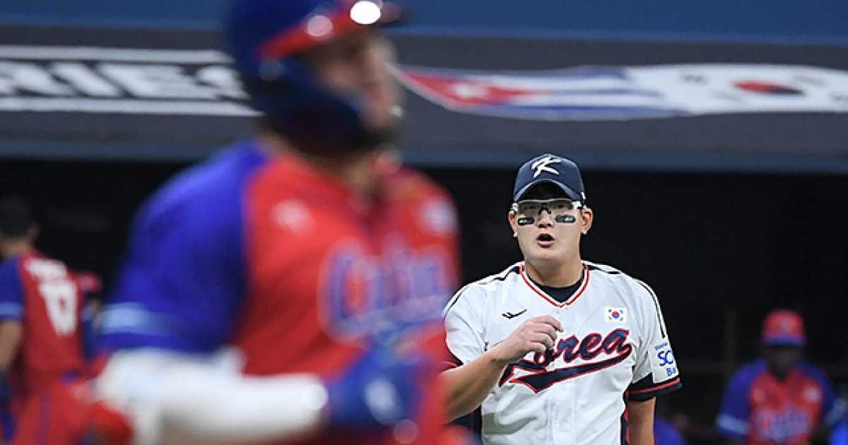 MLB 몬카다 땅볼로 잡아낸 김서현 [MK포토]