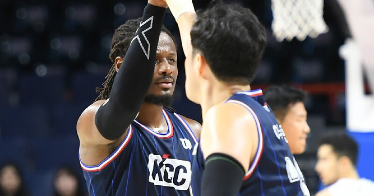 [BK 리뷰] ‘5명 10+득점’ 막강 화력 과시 KCC, 정관장 완파