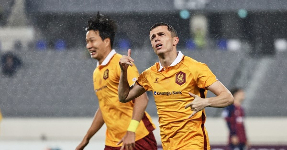광주FC, 고베 상대 ACLE 4연승 도전…이정효 감독 "맞춤 대비책 마련했다"
