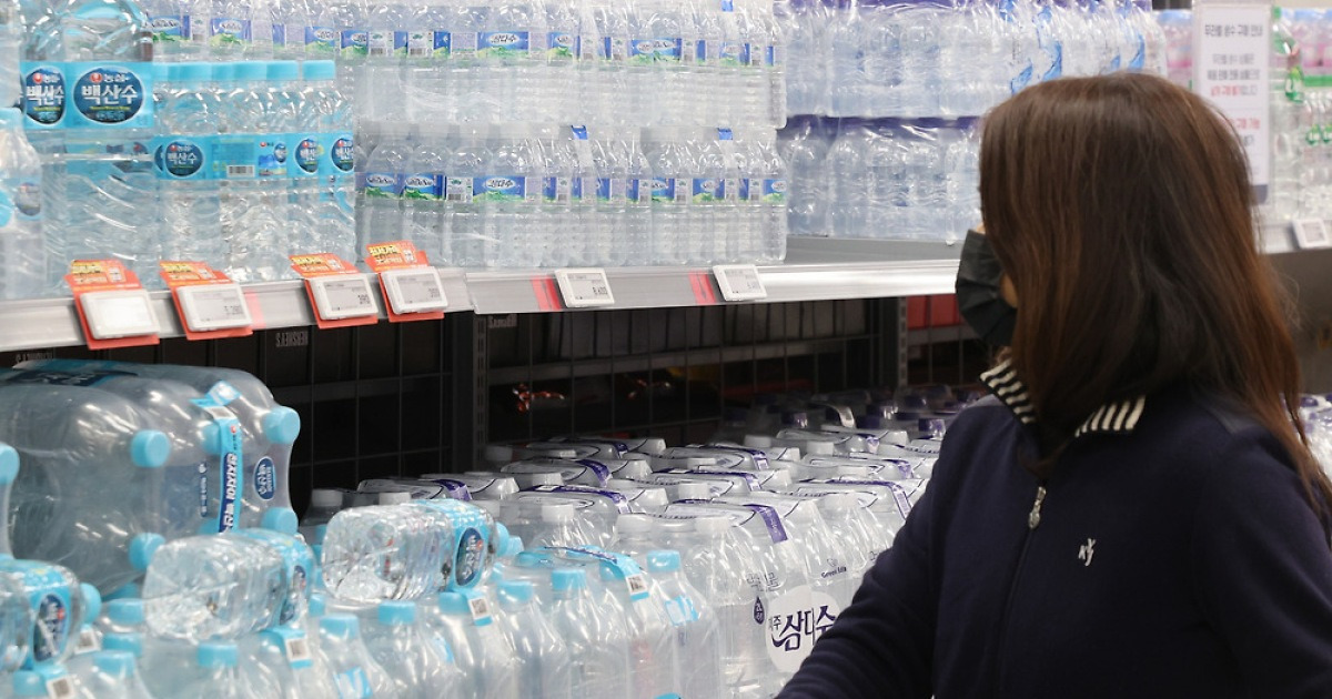 Nearly 90% of bottled spring water contains microplastics, gov't study ...
