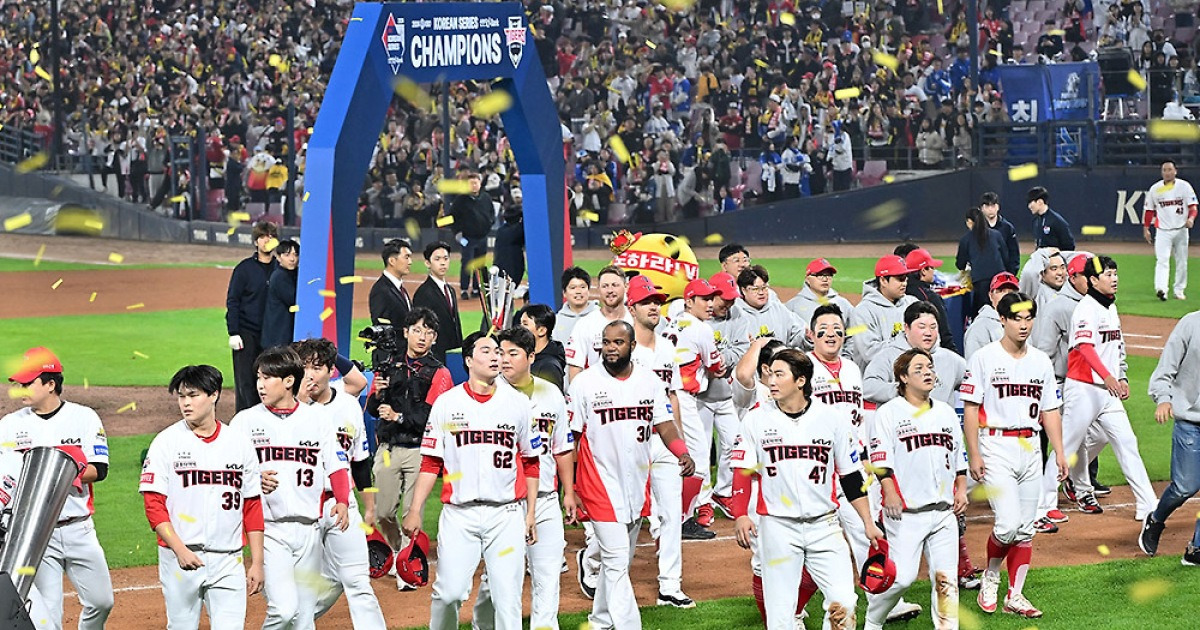 'V12 달성' KIA, 통합우승 기념 상품 1차 출시…어센틱 의류 30% 할인 프로모션도 진행