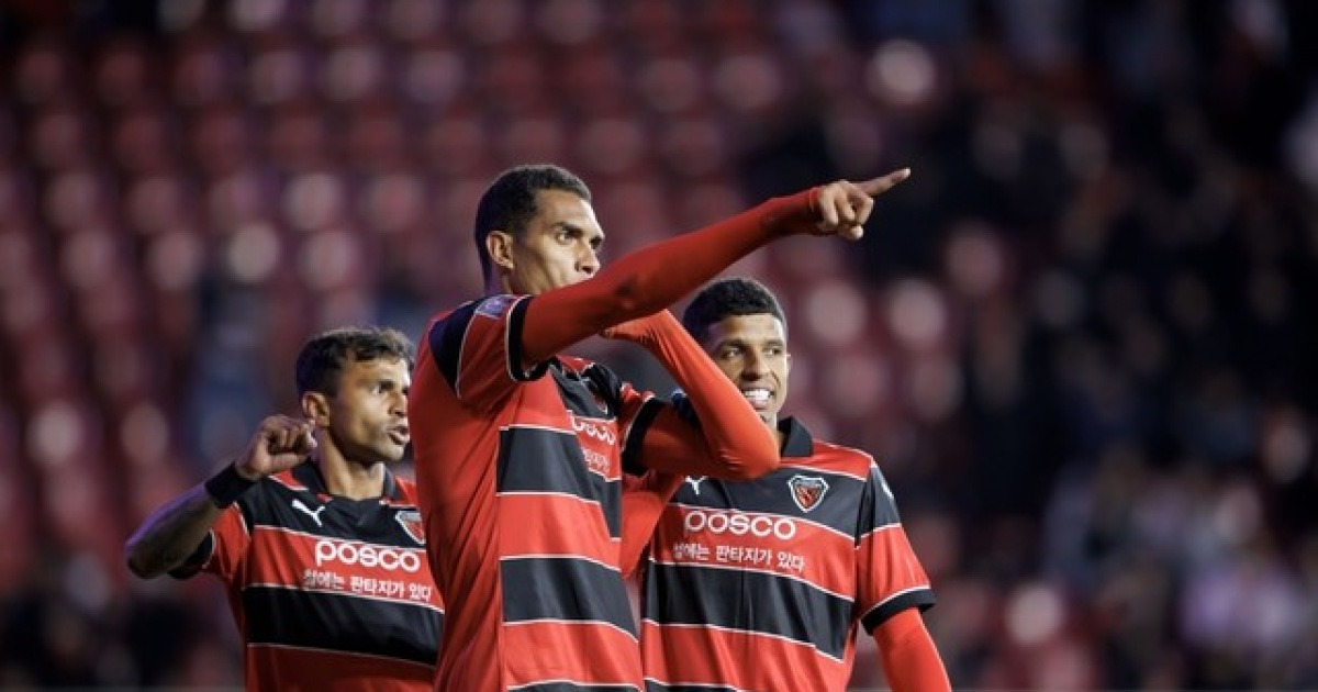 [b11 현장] 中 대표 GK 치명적 실책! '골골골골' 포항, 스틸야드에서 산둥 4-2 대파… 'ACLE 2승째'
