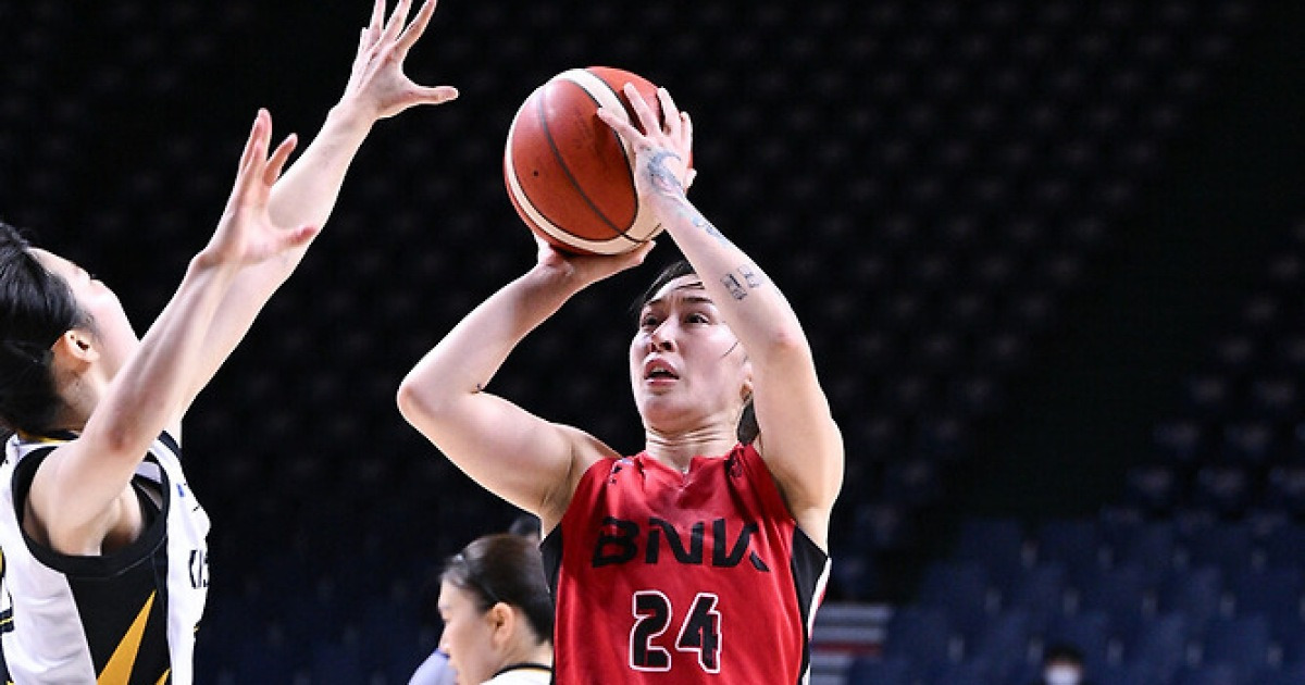 ‘3점슛 승부처서 터지면 되잖아’ BNK, KB 꺾고 3연승…단독 1위