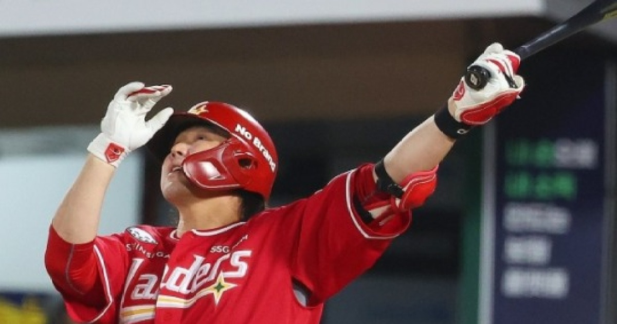 '의리 지켰다' 최정, SSG와 '4년 110억원' FA 계약…KBO 다년 계약 총액 신기록