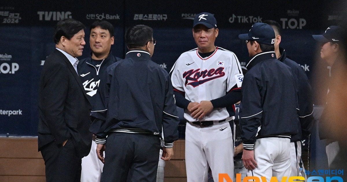 허구연 KBO총재, 경기 종료 후 프리미어12 대표팀 격려 [포토엔HD]