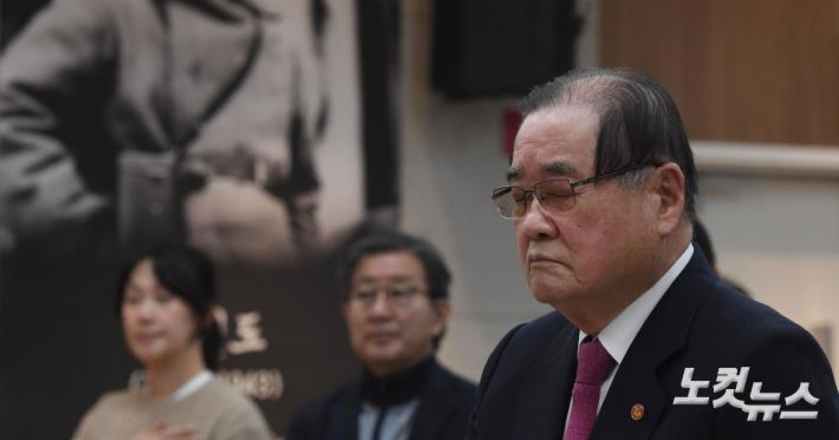 국기에 대한 경례하는 광복회장