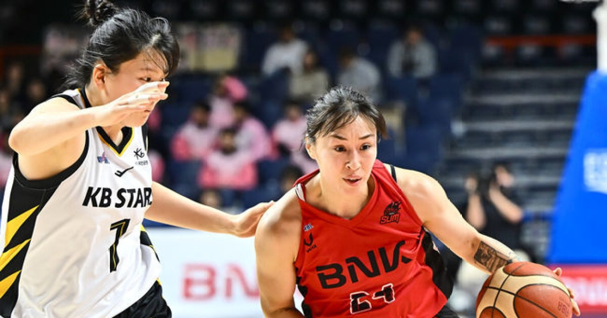 '김소니아 20득점' BNK, 홈에서 KB 10점 차 제압하고 개막 3연승... 단독 1위