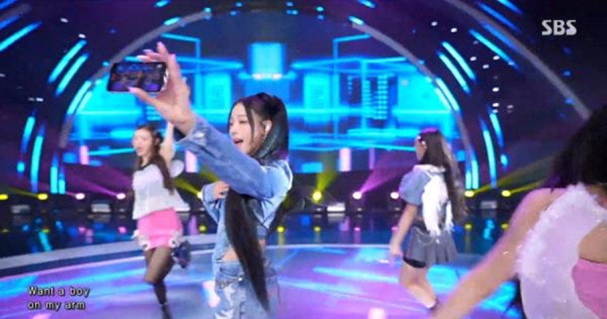 뉴진스 아이폰 퍼포먼스 '인기가요', 결국 중징계…SBS "PD 교체됐다"