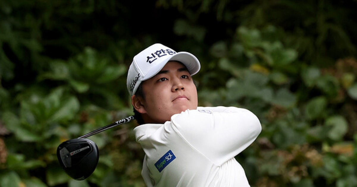 '상금왕 조준한' 장유빈, 최종전 2R 단독 선두…'라이벌' 김민규는 38위 [KPGA]