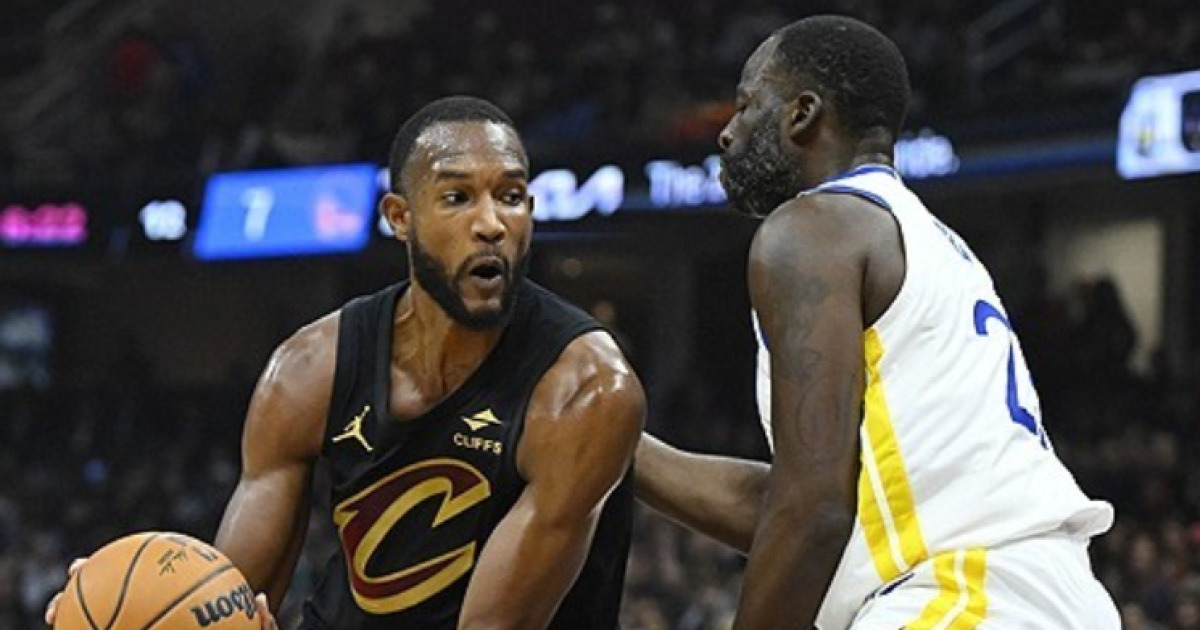 [NBA] 전반전 종료 점수 83-42→'美친 화력' CLE, 커리 12점 묶고 GSW 대파…개막 10연승