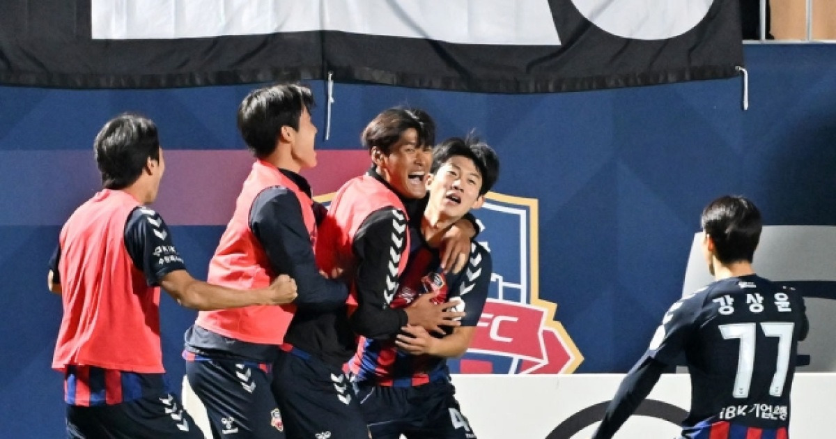 [K리그1 37R] '8경기 무승 격파+76일 만에 4골 폭발!'...수원FC, 리그 2위 강원 4-0 대파→홈 폐막전서 웃었다