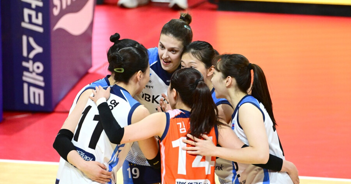 '빅토리아 4연속 서브 에이스 대폭발' IBK 3위 점프, 페퍼저축은행 외인 합류에도 5연패 눈물