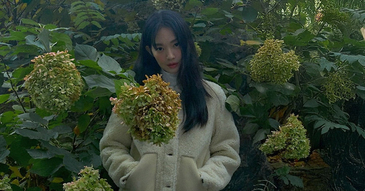 '168cm 51kg' 신민아, 얼굴이 얼마나 작은 거야…♥김우빈 반하게 만든 독보적 미모