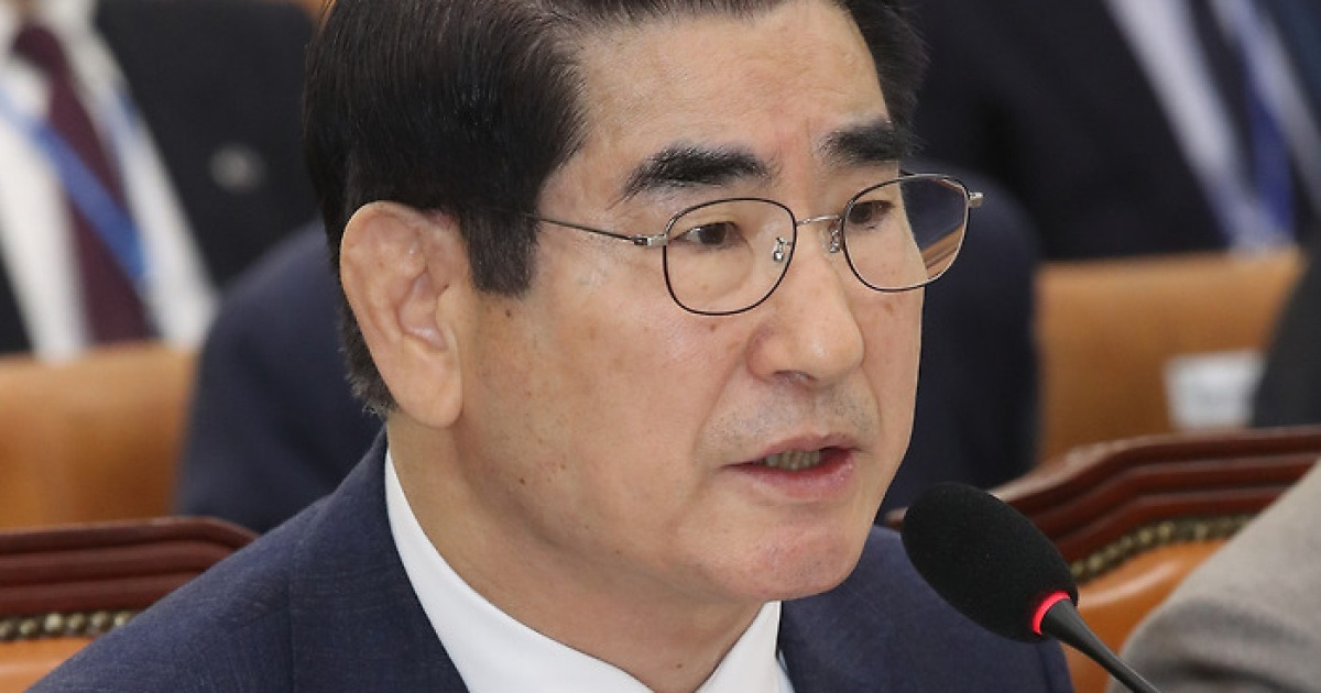 답변하는 김용현 국방장관