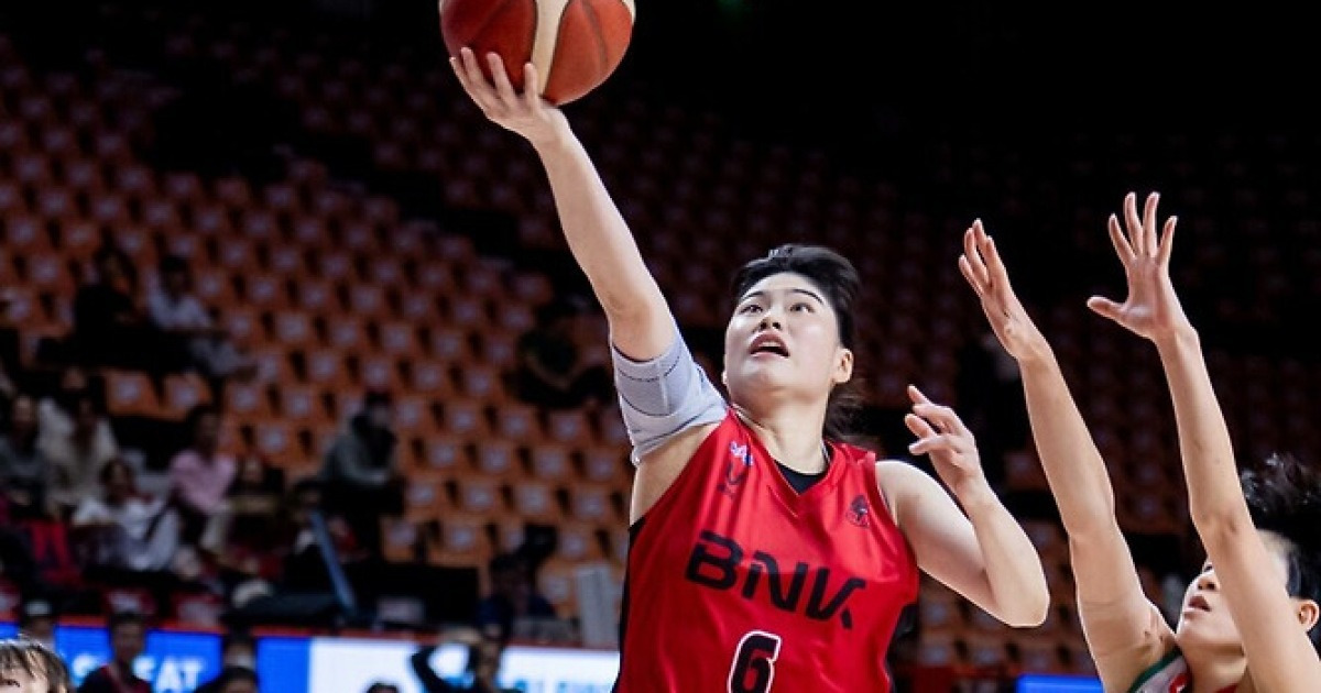 [BK 리뷰] '이소희-박혜진 쌍끌이' BNK, 홈에서 하나은행 잡고 5연승 신바람...1라운드 전승