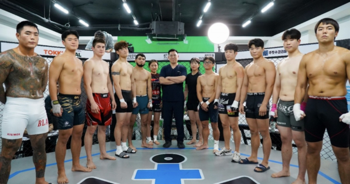 '여경 출신' 허유라, 여고생 유나연 꺾고 KMMA초대 여성부 스트로급 '챔피언'