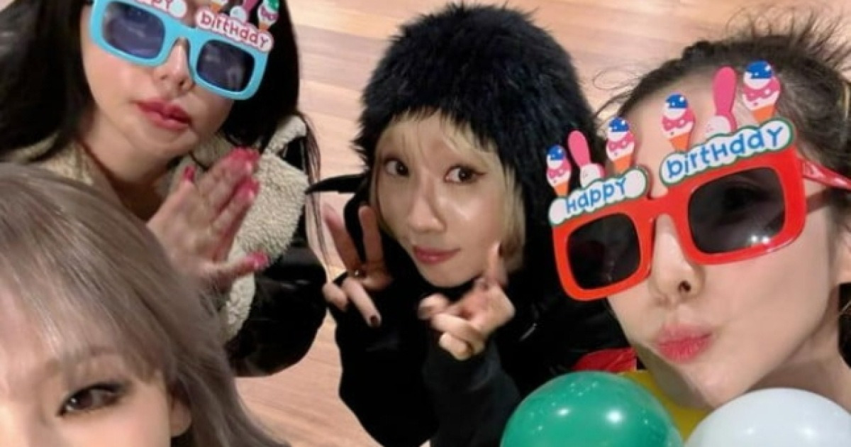 2NE1, 10년만 완전체 생일 축하... ’♥블랙잭' 니즈 파악 완