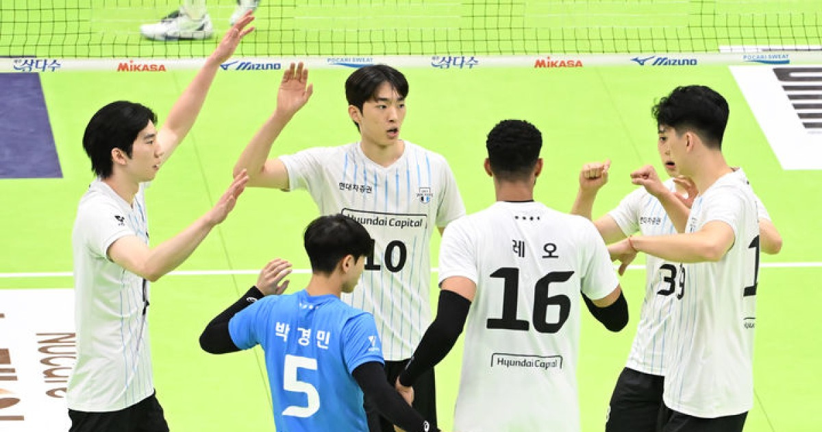 '1R MVP' 허수봉 20득점…현대캐피탈, 한국전력 완파하고 선두 수성