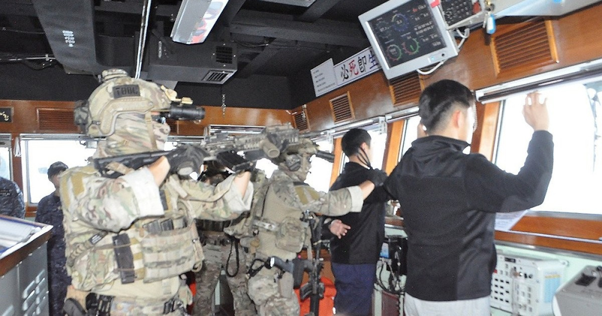 대해적훈련 실시하는 해군 UDT 장병들