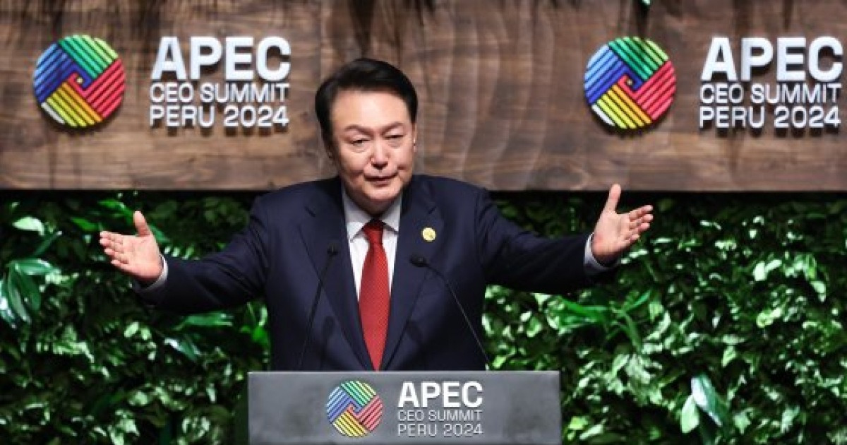 尹, ‘APEC AI표준포럼’ 창설 제안…“제조업, AI 결합 촉진 중요” [APEC CEO 서밋 기조연설]
