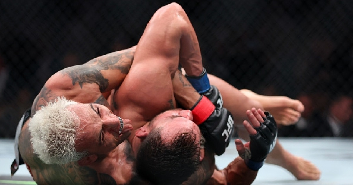 UFC ‘23승’ 달성…올리베이라, 챈들러에 그라운드 수업→압도적 승리