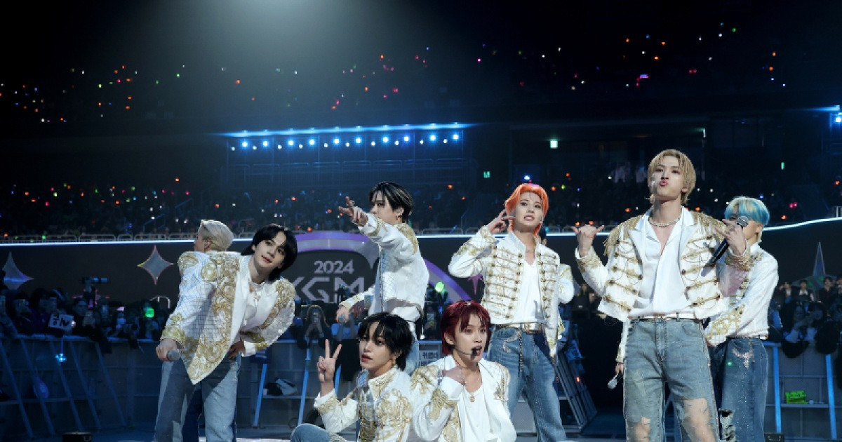JO1, 중독성 있는 멜로디‧화려한 퍼포먼스로 관중 장악 [2024 KGMA]