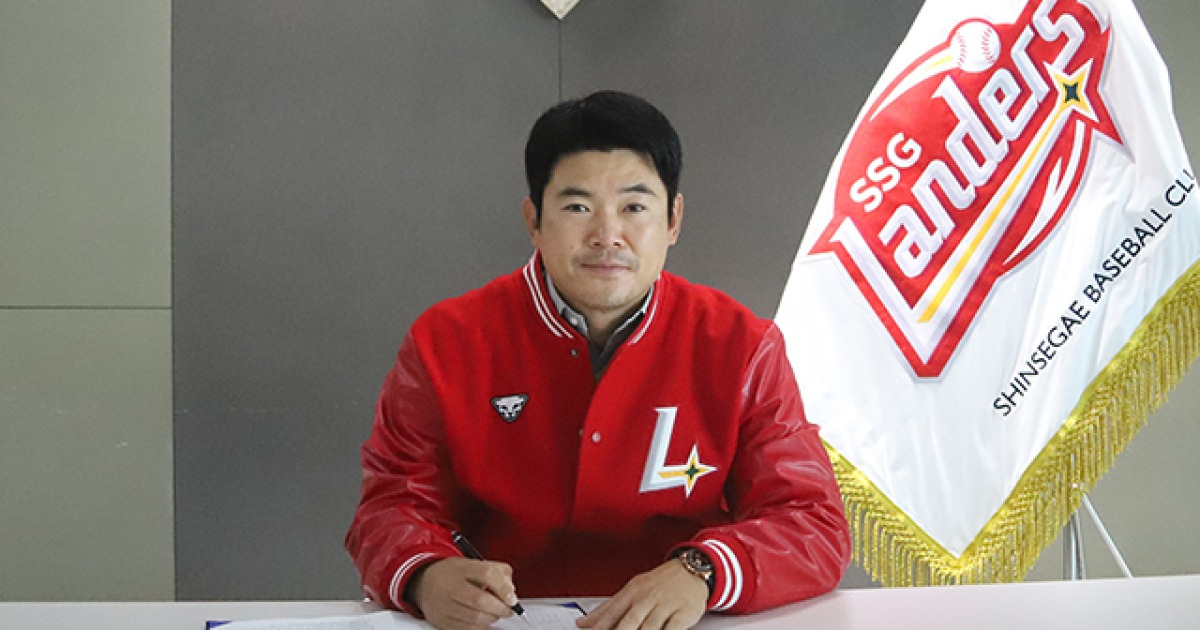 ‘최고령 홀드왕’ 노경은, SSG와 FA 잔류 계약…최대 3년 25억원