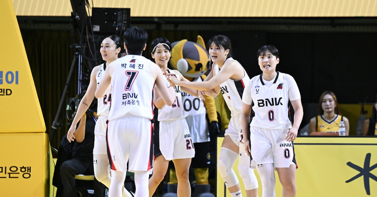 김소니아 더블 더블, 박혜진 결승 득점 부산 BNK, 난적 KB 55대52 제압