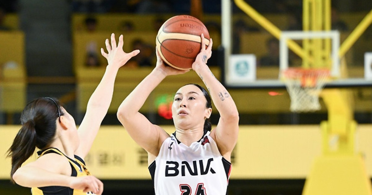 ‘김소니아·박혜진 더블더블’ BNK, KB스타즈 꺾고 단독 선두 수성