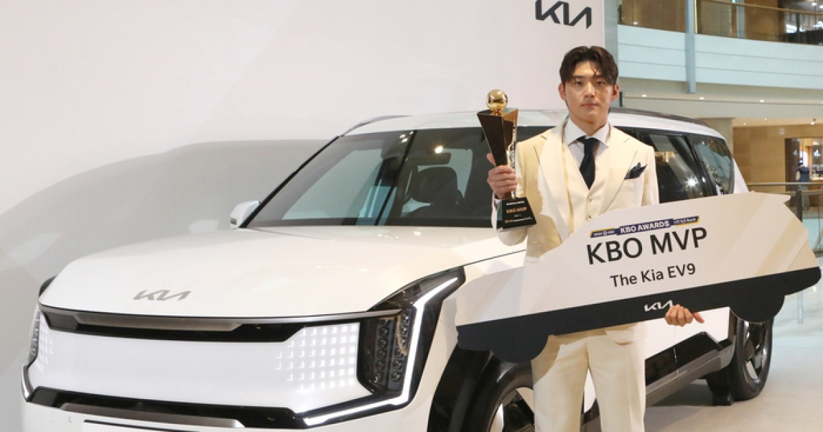 [포토] MVP 김도영, 부상으로 받은 EV9 앞에서 포즈