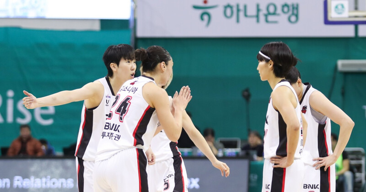 [BK 리뷰] ‘4쿼터 19-2런’ BNK, 접전 끝에 하나은행 제압