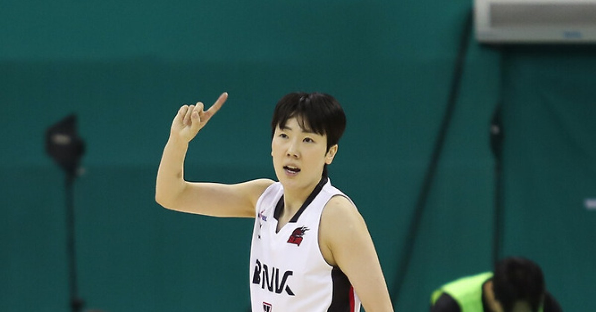 [BK 플레이어] ‘전반전 무득점, 후반전 15점’ BNK 박혜진, 승부처를 완벽하게 지배하다