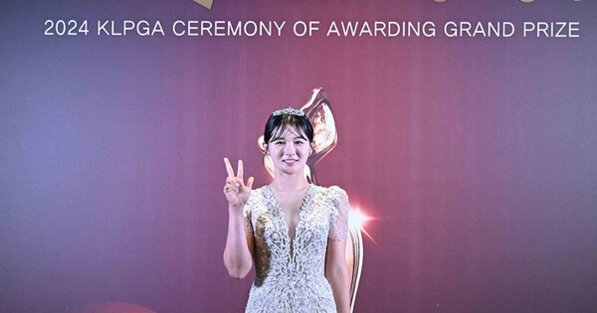 시선을 사로잡은 박현경, 티아라와 화려한 드레스로~ [KLPGA 대상 시상식]