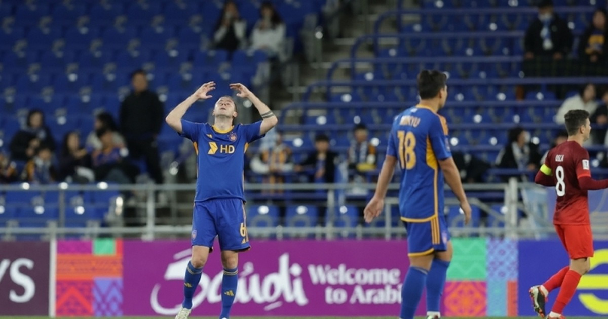 K리그1 최강팀의 참담한 ‘굴욕’···울산, 수적 우위에도 상하이에 1-3 완패, ACLE ‘5전 전패’