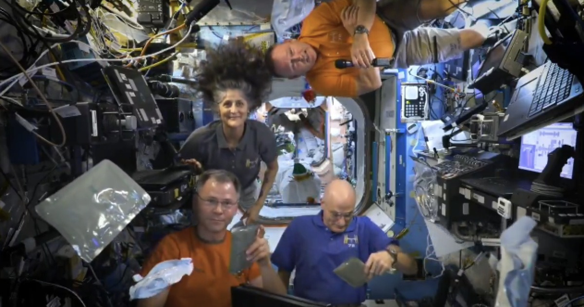 보잉 우주선 타고 ISS 갔다 발 묶인 우주인들, 추수감사절 영상 보내