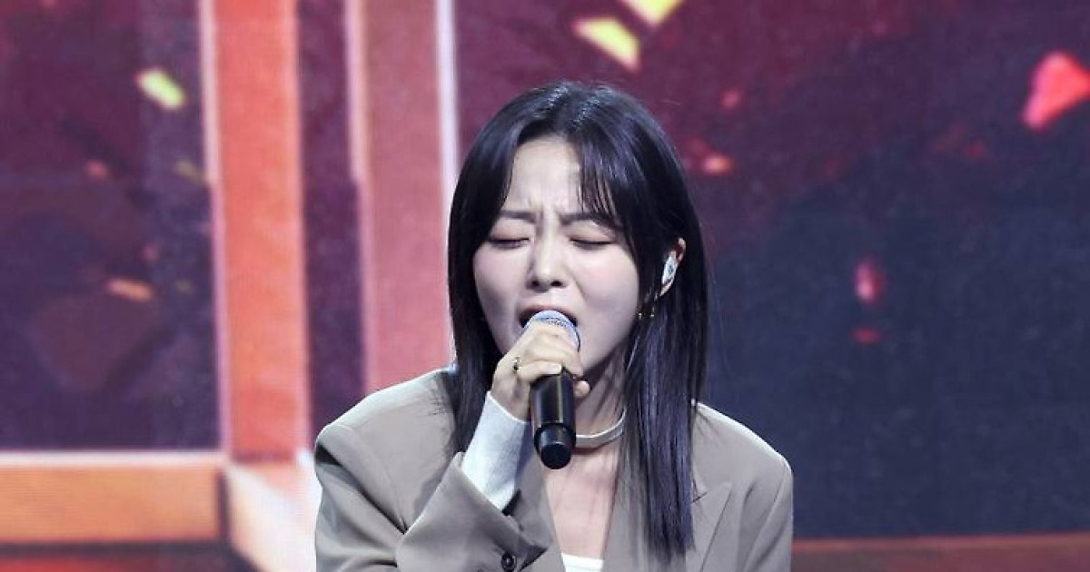 [포토]박혜원(HYNN), 선수들 사로잡는 열창