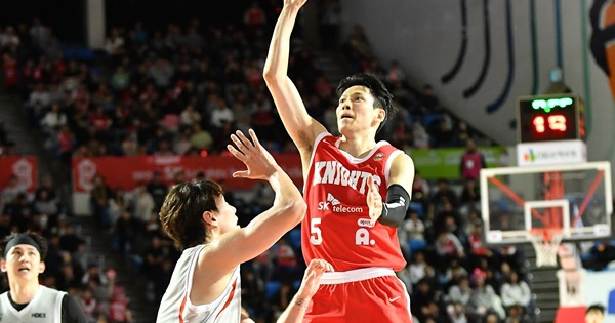 '김선형+워니 43점 합작' SK, KT에 100-36 대승…KCC, 소노 제압